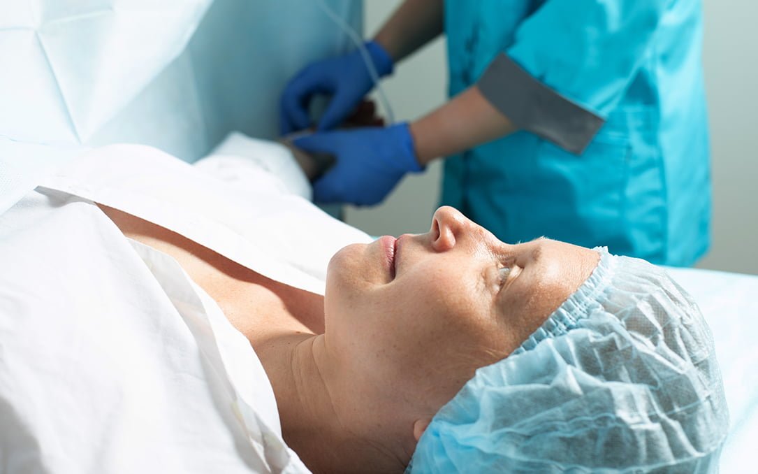 Facelift Healing: Recovery Time & Tips - EIPS